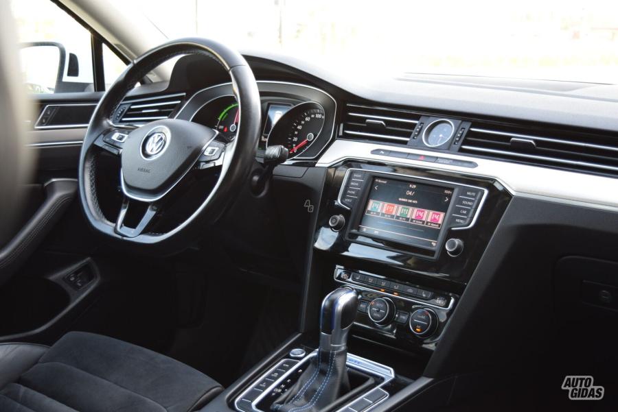White Volkswagen Passat 2016 in Vilnius, with an engine capacity of 1.40 L and mileage of 152 thousand km for 12800 €, photo 11 on AUTOMOTO.COM.LV