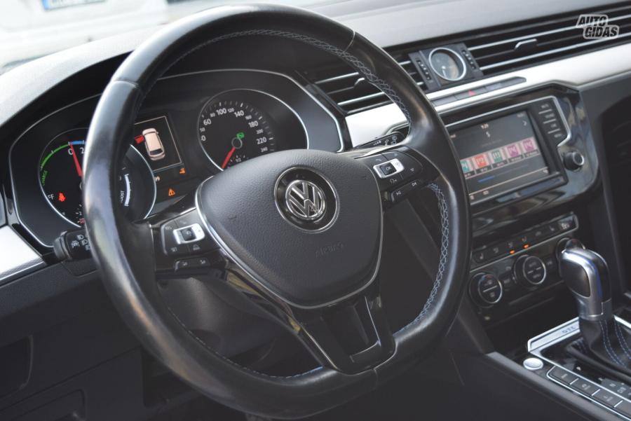 White Volkswagen Passat 2016 in Vilnius, with an engine capacity of 1.40 L and mileage of 152 thousand km for 12800 €, photo 13 on AUTOMOTO.COM.LV