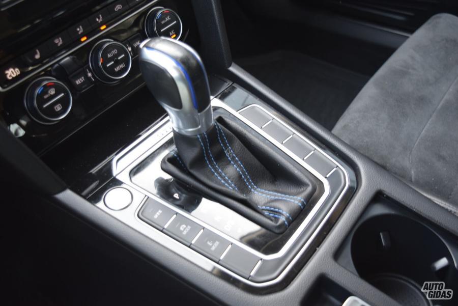 White Volkswagen Passat 2016 in Vilnius, with an engine capacity of 1.40 L and mileage of 152 thousand km for 12800 €, photo 14 on AUTOMOTO.COM.LV