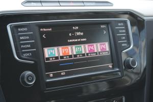 White Volkswagen Passat 2016 in Vilnius, with an engine capacity of 1.40 L and mileage of 152 thousand km for 12800 €, photo 16 on AUTOMOTO.COM.LV