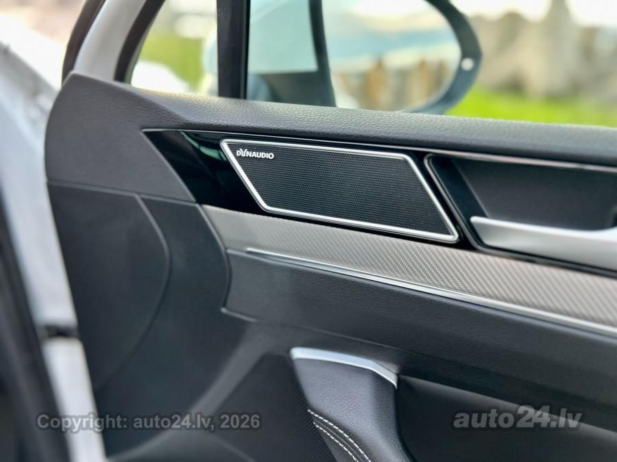 White Volkswagen Passat 2016 in Tallinn, with an engine capacity of 2.00 L and mileage of 236 thousand km for 14300 €, photo 17 on AUTOMOTO.COM.LV