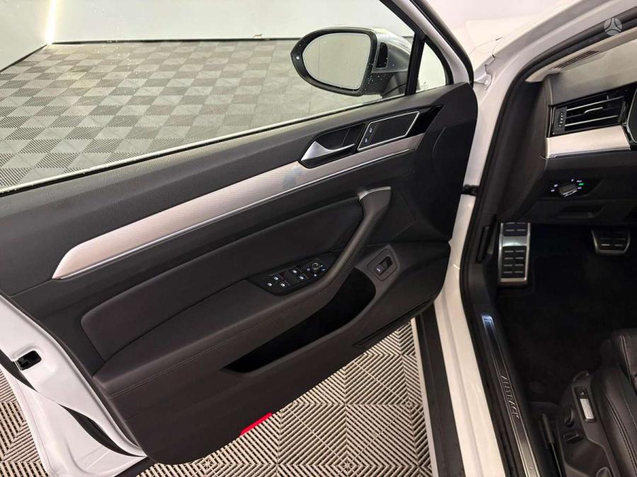 Balts Volkswagen Passat 2016 Marijampole, ar dzinēja tilpumu 1.97 L un nobraukumu 254 tūkst. km par 12999 €, foto 7 vietnē AUTOMOTO.COM.LV
