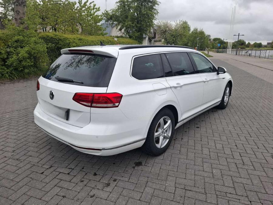 White Volkswagen Passat 2017 in Telschi, with an engine capacity of 0.00 L and mileage of 224 thousand km for 9999 €, photo 4 on AUTOMOTO.COM.LV