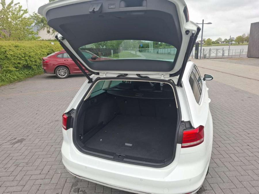 White Volkswagen Passat 2017 in Telschi, with an engine capacity of 0.00 L and mileage of 224 thousand km for 9999 €, photo 10 on AUTOMOTO.COM.LV