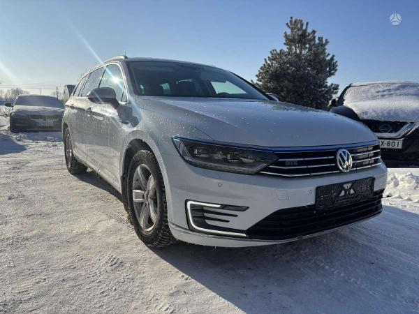 White Volkswagen Passat 2017 in Siauliai, with an engine capacity of 1.40 L and mileage of 243 thousand km for 8999 €, photo 1 on AUTOMOTO.COM.LV
