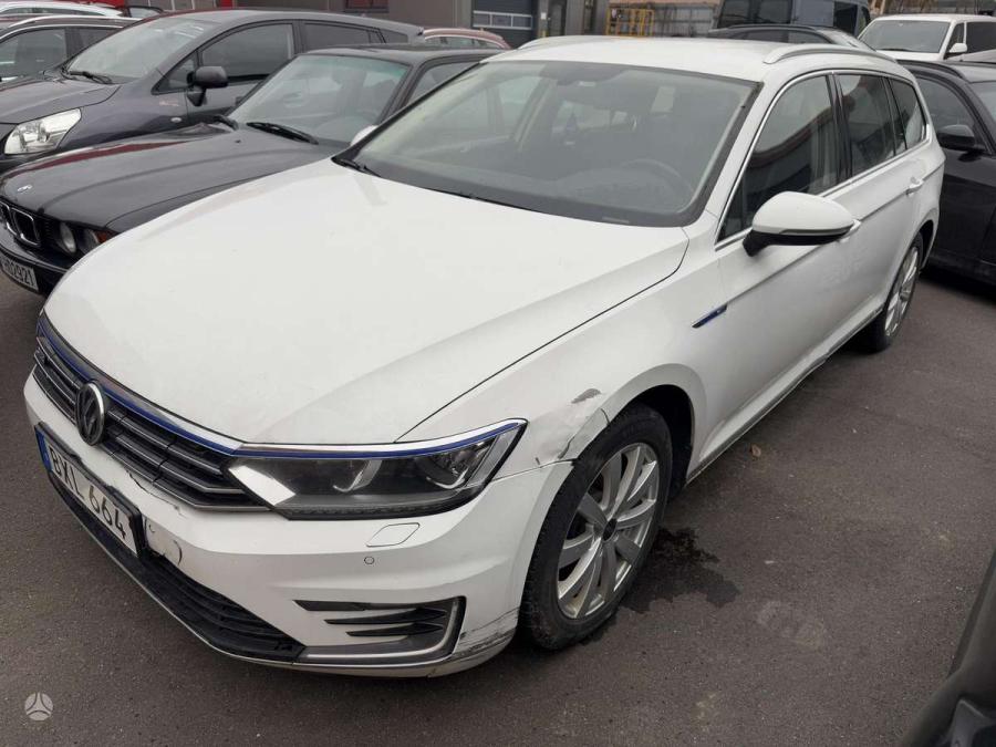 White Volkswagen Passat 2017 in Vilnius, with an engine capacity of 1.40 L and mileage of 300 thousand km for 5400 €, photo 1 on AUTOMOTO.COM.LV
