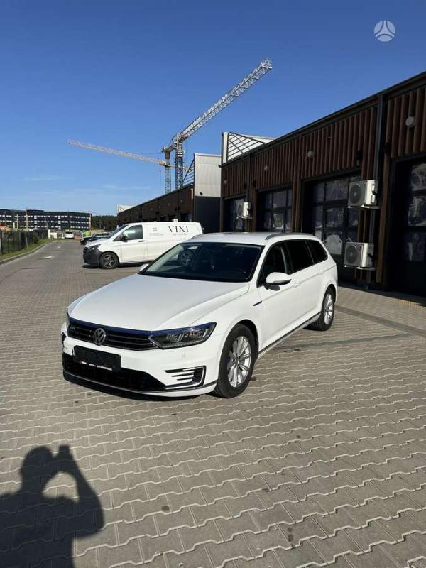 White Volkswagen Passat 2017 in Vilnius, with an engine capacity of 1.40 L and mileage of 259 thousand km for 9250 €, photo 2 on AUTOMOTO.COM.LV