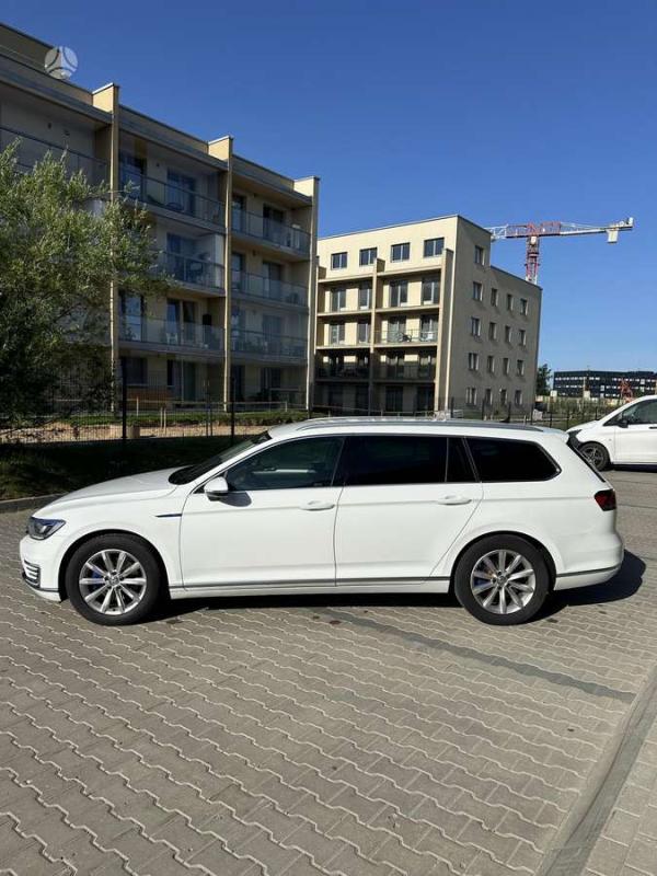 White Volkswagen Passat 2017 in Vilnius, with an engine capacity of 1.40 L and mileage of 259 thousand km for 9250 €, photo 3 on AUTOMOTO.COM.LV