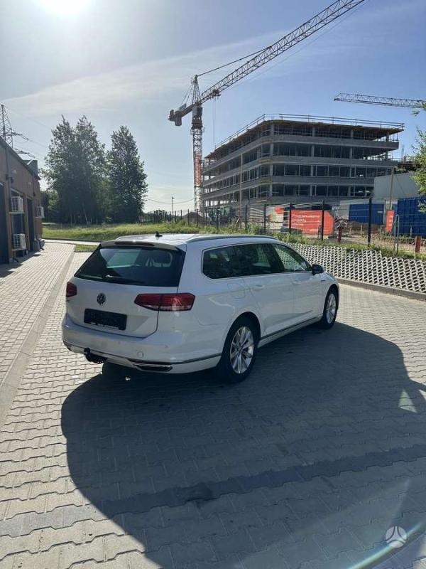 White Volkswagen Passat 2017 in Vilnius, with an engine capacity of 1.40 L and mileage of 259 thousand km for 9250 €, photo 6 on AUTOMOTO.COM.LV
