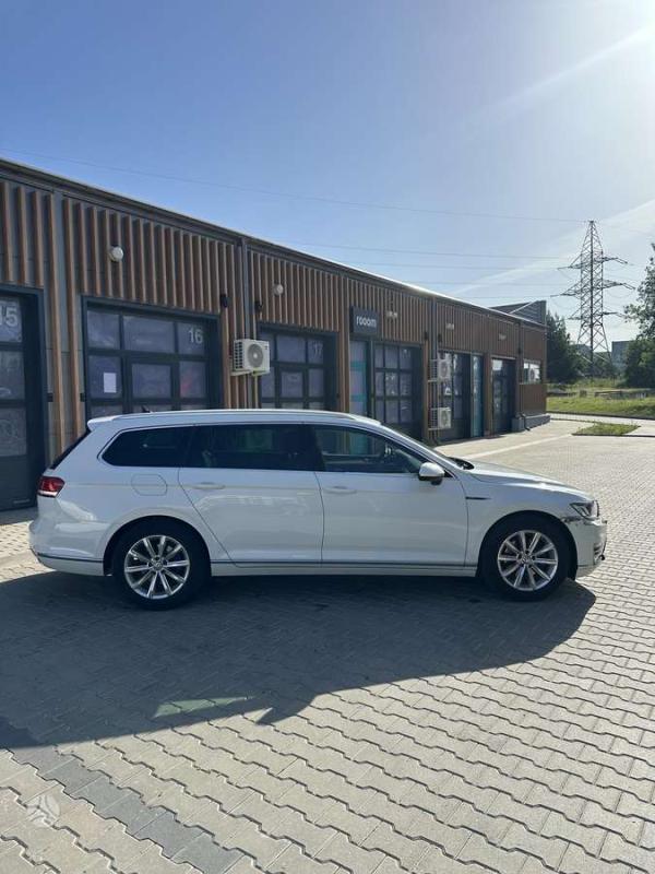 White Volkswagen Passat 2017 in Vilnius, with an engine capacity of 1.40 L and mileage of 259 thousand km for 9250 €, photo 7 on AUTOMOTO.COM.LV