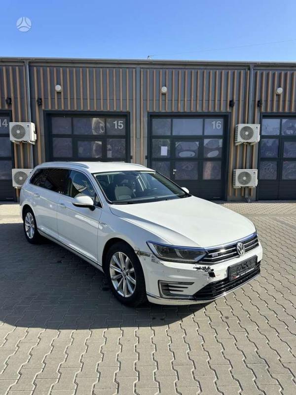 White Volkswagen Passat 2017 in Vilnius, with an engine capacity of 1.40 L and mileage of 259 thousand km for 9250 €, photo 8 on AUTOMOTO.COM.LV