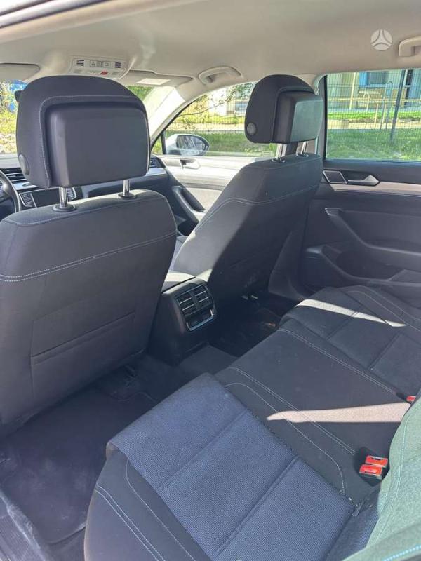 White Volkswagen Passat 2017 in Vilnius, with an engine capacity of 1.40 L and mileage of 259 thousand km for 9250 €, photo 10 on AUTOMOTO.COM.LV