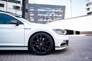 White Volkswagen Passat 2017 in Vilnius, with an engine capacity of 1.98 L and mileage of 300 thousand km for 15000 €, photo 10 on AUTOMOTO.COM.LV