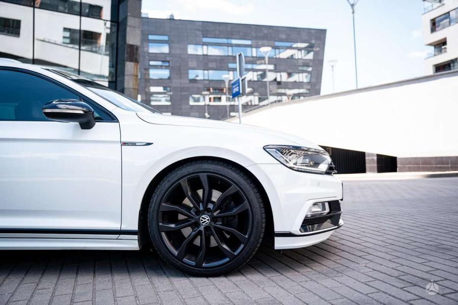 White Volkswagen Passat 2017 in Vilnius, with an engine capacity of 1.98 L and mileage of 300 thousand km for 15000 €, photo 10 on AUTOMOTO.COM.LV