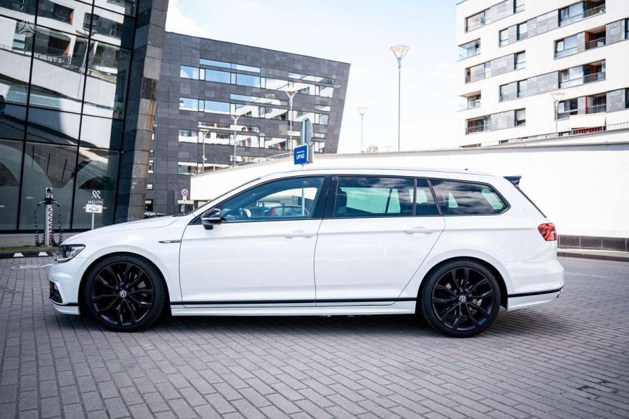 White Volkswagen Passat 2017 in Vilnius, with an engine capacity of 1.98 L and mileage of 300 thousand km for 15000 €, photo 13 on AUTOMOTO.COM.LV