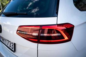 White Volkswagen Passat 2017 in Vilnius, with an engine capacity of 1.98 L and mileage of 300 thousand km for 15000 €, photo 16 on AUTOMOTO.COM.LV