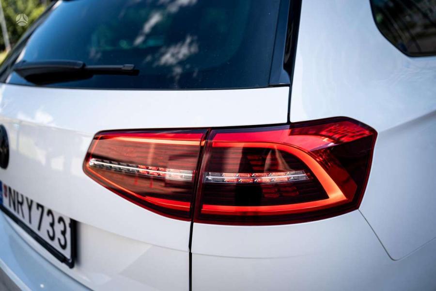 White Volkswagen Passat 2017 in Vilnius, with an engine capacity of 1.98 L and mileage of 300 thousand km for 15000 €, photo 16 on AUTOMOTO.COM.LV