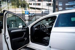 White Volkswagen Passat 2017 in Vilnius, with an engine capacity of 1.98 L and mileage of 300 thousand km for 15000 €, photo 18 on AUTOMOTO.COM.LV