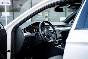 White Volkswagen Passat 2017 in Vilnius, with an engine capacity of 1.98 L and mileage of 300 thousand km for 15000 €, photo 19 on AUTOMOTO.COM.LV