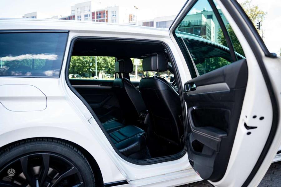 White Volkswagen Passat 2017 in Vilnius, with an engine capacity of 1.98 L and mileage of 300 thousand km for 15000 €, photo 20 on AUTOMOTO.COM.LV