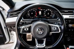 White Volkswagen Passat 2017 in Vilnius, with an engine capacity of 1.98 L and mileage of 300 thousand km for 15000 €, photo 23 on AUTOMOTO.COM.LV