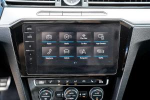 White Volkswagen Passat 2017 in Vilnius, with an engine capacity of 1.98 L and mileage of 300 thousand km for 15000 €, photo 24 on AUTOMOTO.COM.LV
