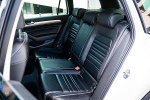 White Volkswagen Passat 2017 in Vilnius, with an engine capacity of 1.98 L and mileage of 300 thousand km for 15000 €, photo 28 on AUTOMOTO.COM.LV