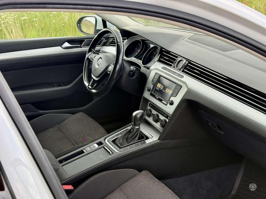 Balts Volkswagen Passat 2017 Vilkaviškis, ar dzinēja tilpumu 1.97 L un nobraukumu 265 tūkst. km par 9200 €, foto 18 vietnē AUTOMOTO.COM.LV