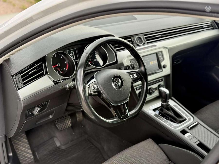 Balts Volkswagen Passat 2017 Šauļi, ar dzinēja tilpumu 1.97 L un nobraukumu 265 tūkst. km par 8900 €, foto 11 vietnē AUTOMOTO.COM.LV
