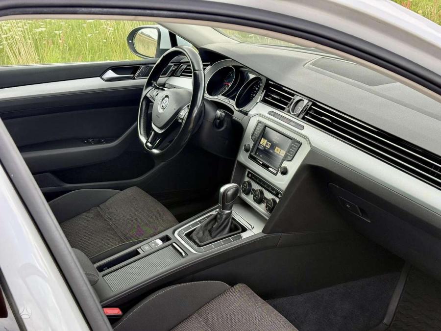 Balts Volkswagen Passat 2017 Šauļi, ar dzinēja tilpumu 1.97 L un nobraukumu 265 tūkst. km par 8900 €, foto 18 vietnē AUTOMOTO.COM.LV
