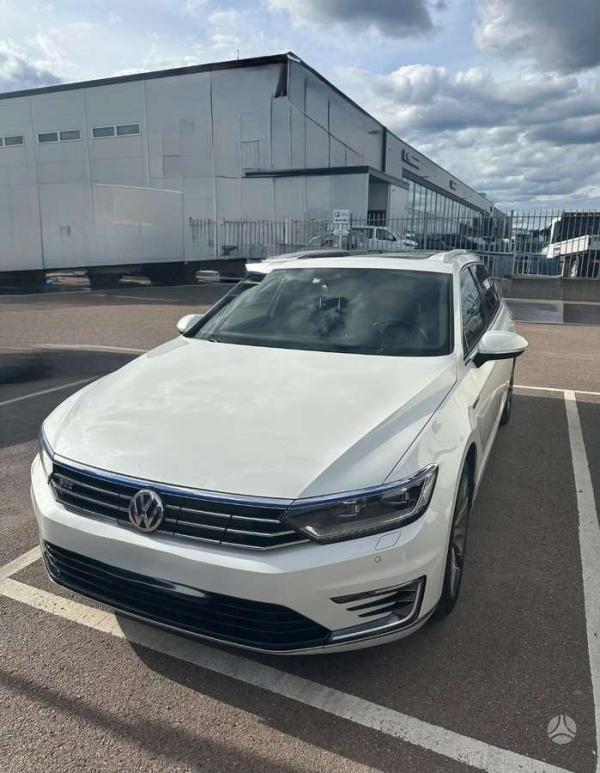 Balts Volkswagen Passat 2017 Viļņa, ar dzinēja tilpumu 1.40 L un nobraukumu 197 tūkst. km par 10950 €, foto  vietnē AUTOMOTO.COM.LV