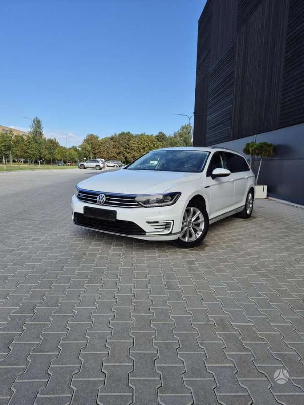 White Volkswagen Passat 2017 in Siauliai, with an engine capacity of 1.40 L and mileage of 221 thousand km for 9700 €, photo 1 on AUTOMOTO.COM.LV