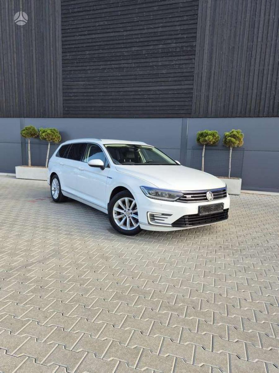 White Volkswagen Passat 2017 in Siauliai, with an engine capacity of 1.40 L and mileage of 221 thousand km for 9700 €, photo 3 on AUTOMOTO.COM.LV