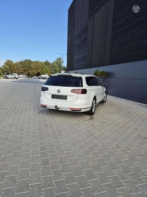 White Volkswagen Passat 2017 in Siauliai, with an engine capacity of 1.40 L and mileage of 221 thousand km for 9700 €, photo 4 on AUTOMOTO.COM.LV
