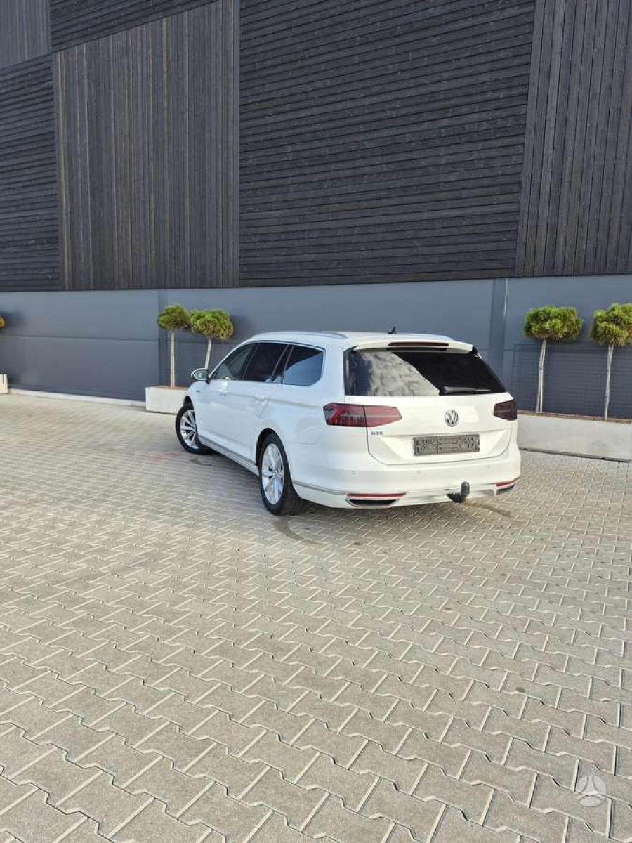 White Volkswagen Passat 2017 in Siauliai, with an engine capacity of 1.40 L and mileage of 221 thousand km for 9700 €, photo 5 on AUTOMOTO.COM.LV