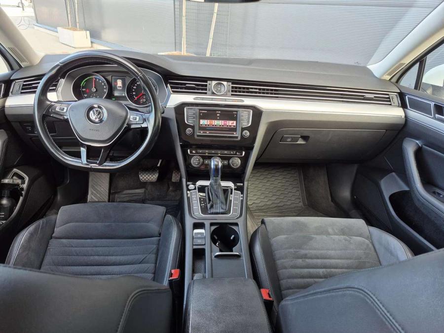 White Volkswagen Passat 2017 in Siauliai, with an engine capacity of 1.40 L and mileage of 221 thousand km for 9700 €, photo 7 on AUTOMOTO.COM.LV