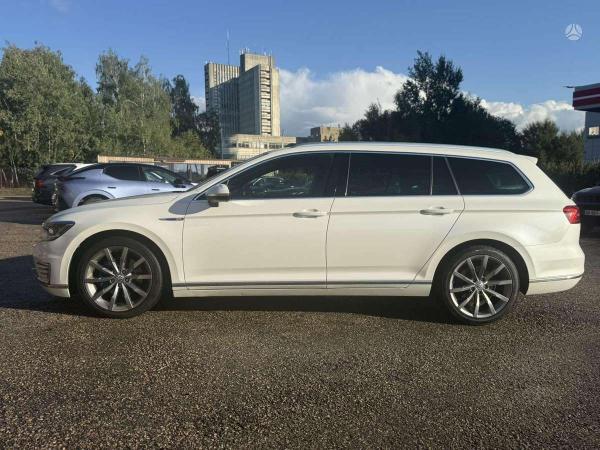 Volkswagen Passat 2017 Viļņa vietnē Balts Volkswagen Passat 2017 Viļņa, ar dzinēja tilpumu 1.40 L un nobraukumu 197 tūkst. km par 10550 €, foto 5 vietnē AUTOMOTO.COM.LV