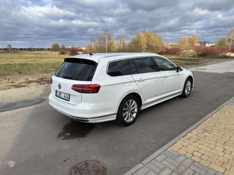 White Volkswagen Passat 2018 in Kaunas, with an engine capacity of 1.97 L and mileage of 270 thousand km for 13999 €, photo 3 on AUTOMOTO.COM.LV