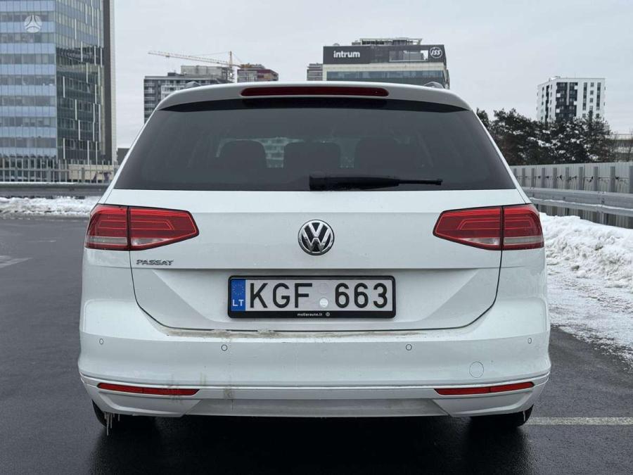White Volkswagen Passat 2018 in Vilnius, with an engine capacity of 1.40 L and mileage of 216 thousand km for 12900 €, photo 5 on AUTOMOTO.COM.LV