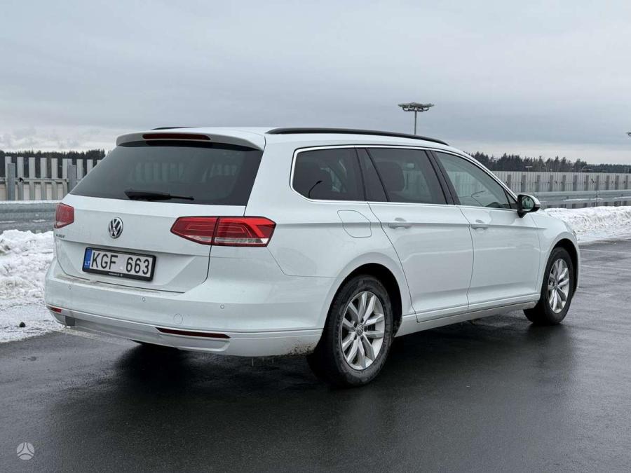 White Volkswagen Passat 2018 in Vilnius, with an engine capacity of 1.40 L and mileage of 216 thousand km for 12900 €, photo 6 on AUTOMOTO.COM.LV