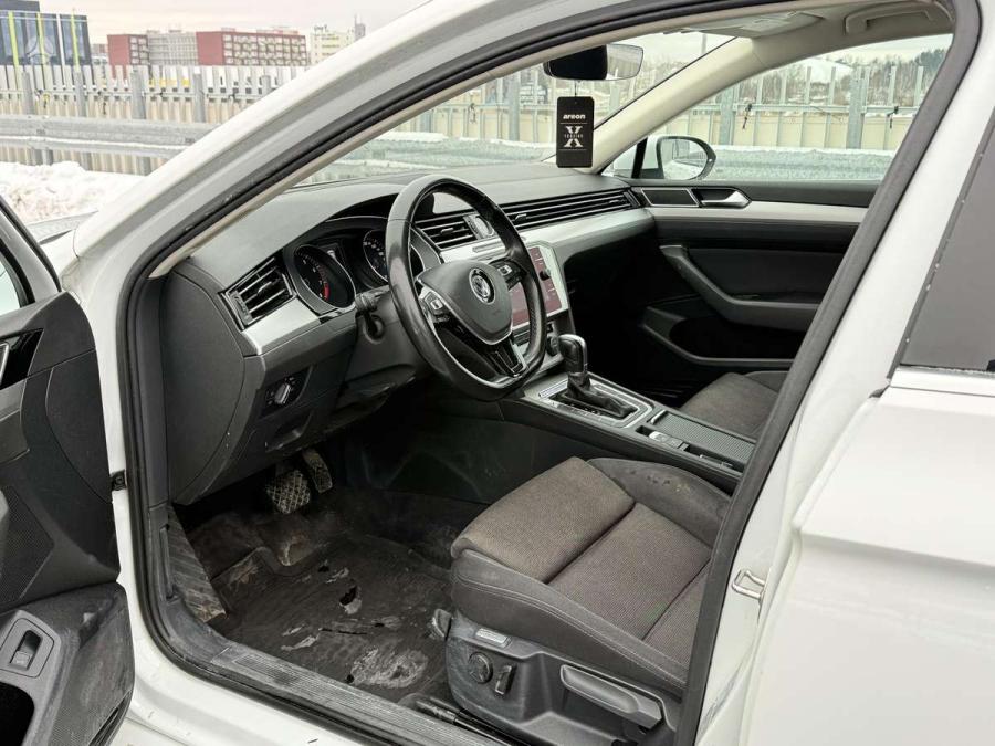White Volkswagen Passat 2018 in Vilnius, with an engine capacity of 1.40 L and mileage of 216 thousand km for 12900 €, photo 12 on AUTOMOTO.COM.LV
