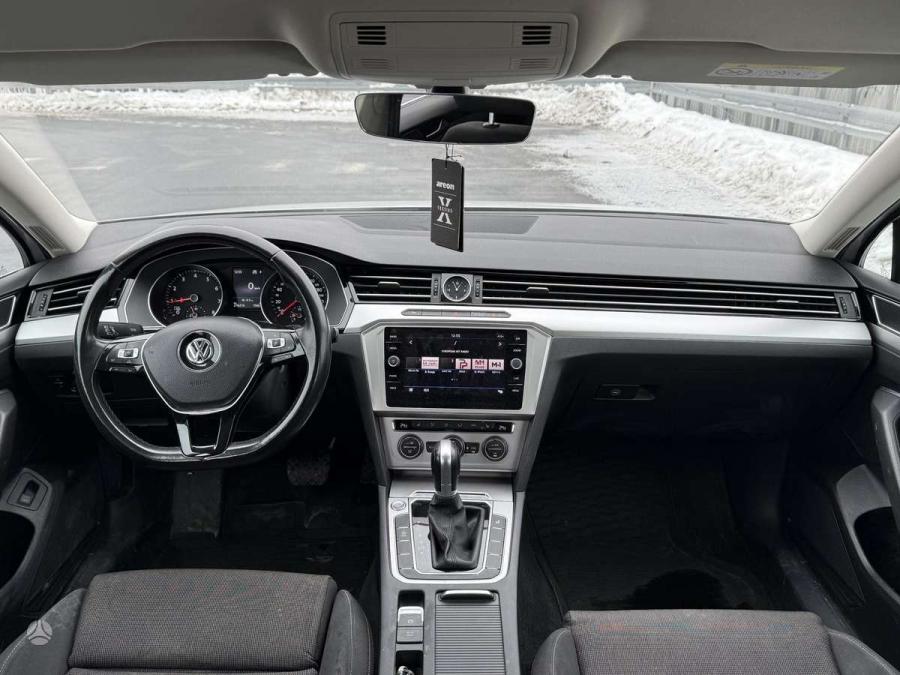 White Volkswagen Passat 2018 in Vilnius, with an engine capacity of 1.40 L and mileage of 216 thousand km for 12900 €, photo 13 on AUTOMOTO.COM.LV