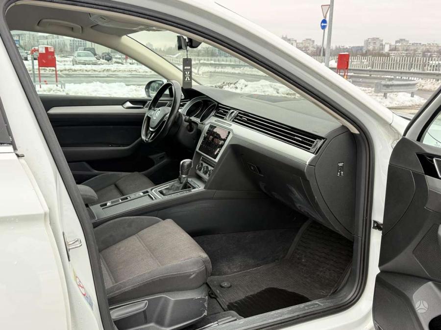 White Volkswagen Passat 2018 in Vilnius, with an engine capacity of 1.40 L and mileage of 216 thousand km for 12900 €, photo 14 on AUTOMOTO.COM.LV