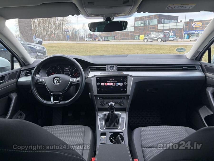 White Volkswagen Passat 2018 in Viljandi, with an engine capacity of 1.40 L and mileage of 113 thousand km for 11990 €, photo 5 on AUTOMOTO.COM.LV