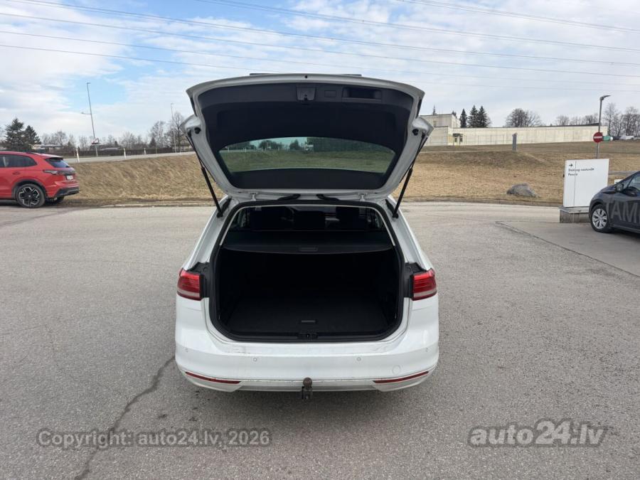 White Volkswagen Passat 2018 in Viljandi, with an engine capacity of 1.40 L and mileage of 113 thousand km for 11990 €, photo 10 on AUTOMOTO.COM.LV