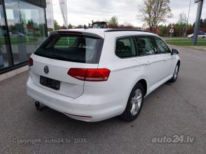 White Volkswagen Passat 2018 in Viljandi, with an engine capacity of 1.60 L and mileage of 132 thousand km for 13900 €, photo 5 on AUTOMOTO.COM.LV