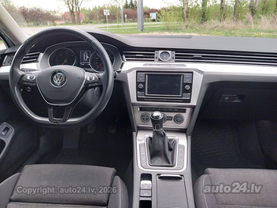 White Volkswagen Passat 2018 in Viljandi, with an engine capacity of 1.60 L and mileage of 132 thousand km for 13900 €, photo 11 on AUTOMOTO.COM.LV