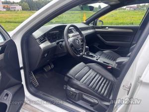 White Volkswagen Passat 2018 in Tallinn, with an engine capacity of 2.00 L and mileage of 301 thousand km for 15900 €, photo 8 on AUTOMOTO.COM.LV