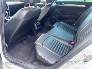 White Volkswagen Passat 2018 in Tallinn, with an engine capacity of 2.00 L and mileage of 301 thousand km for 15900 €, photo 9 on AUTOMOTO.COM.LV