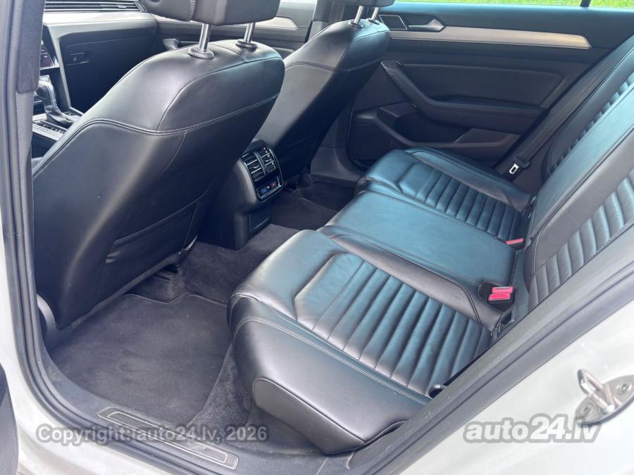 White Volkswagen Passat 2018 in Tallinn, with an engine capacity of 2.00 L and mileage of 301 thousand km for 15900 €, photo 9 on AUTOMOTO.COM.LV